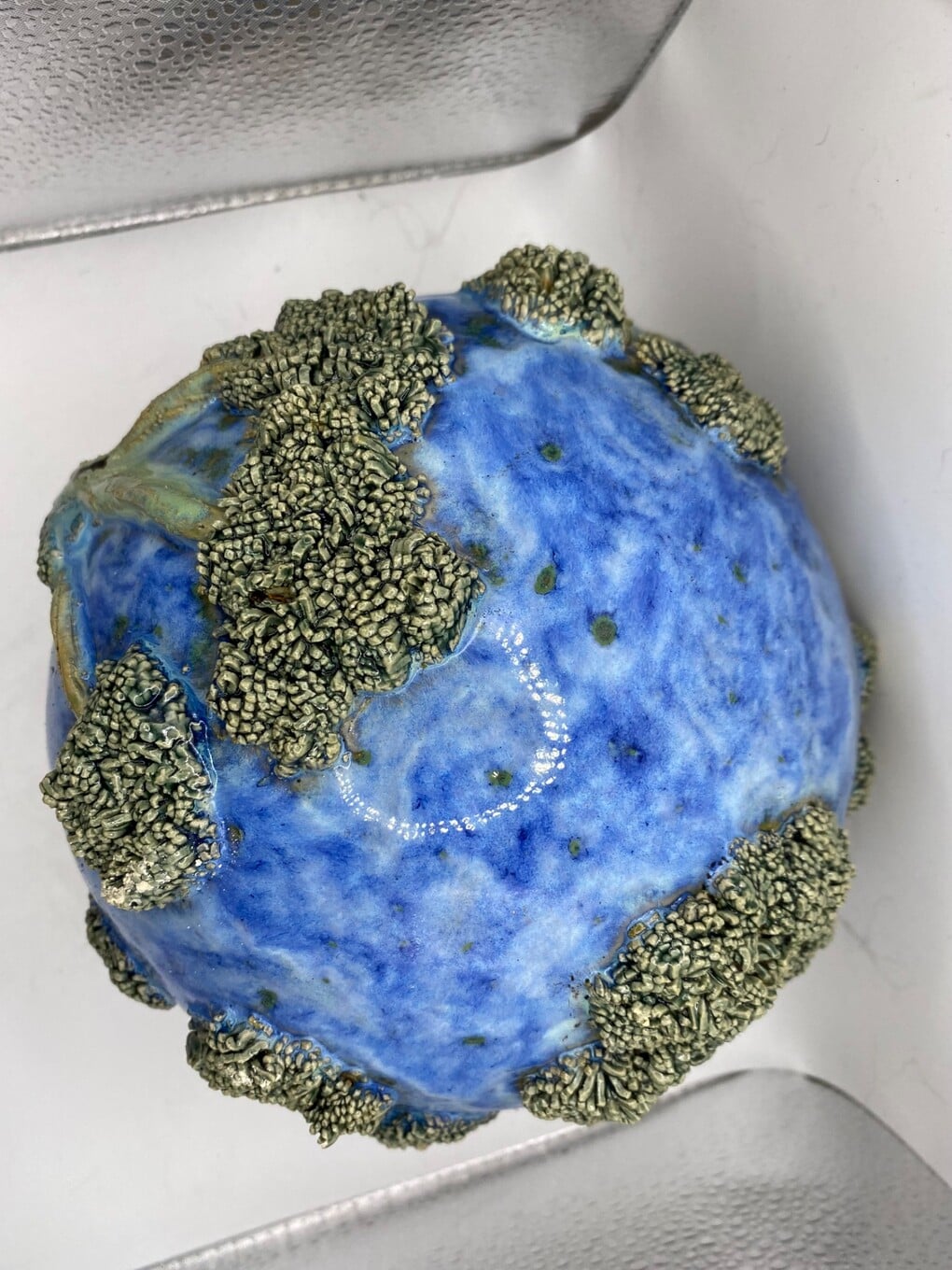 Globe, bol van keramiek met bomen en zand, zee en lucht - Swan Market ...