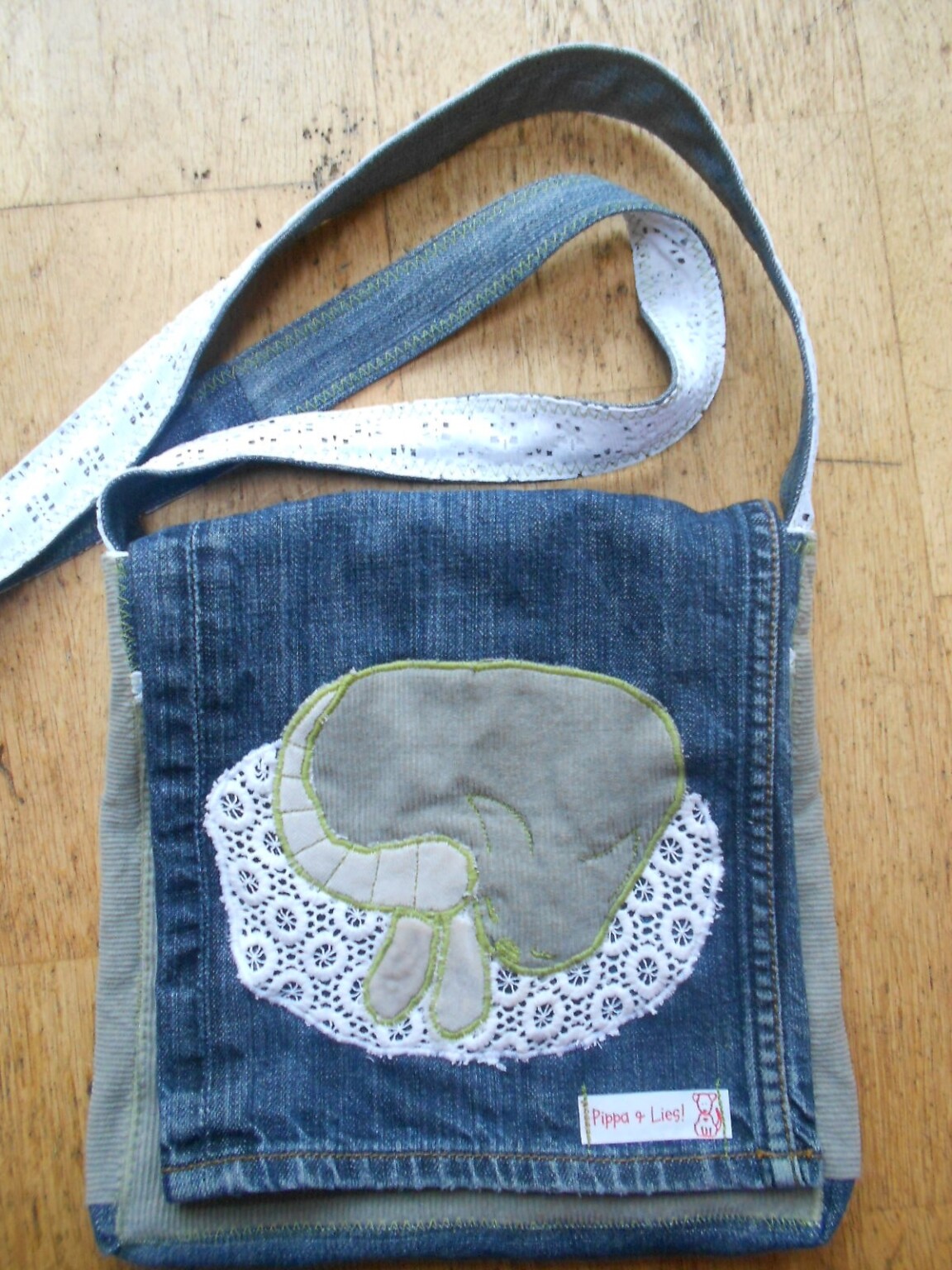 Tasje van spijkerstof met slapend katje - Swan Market | Conceptstore ...